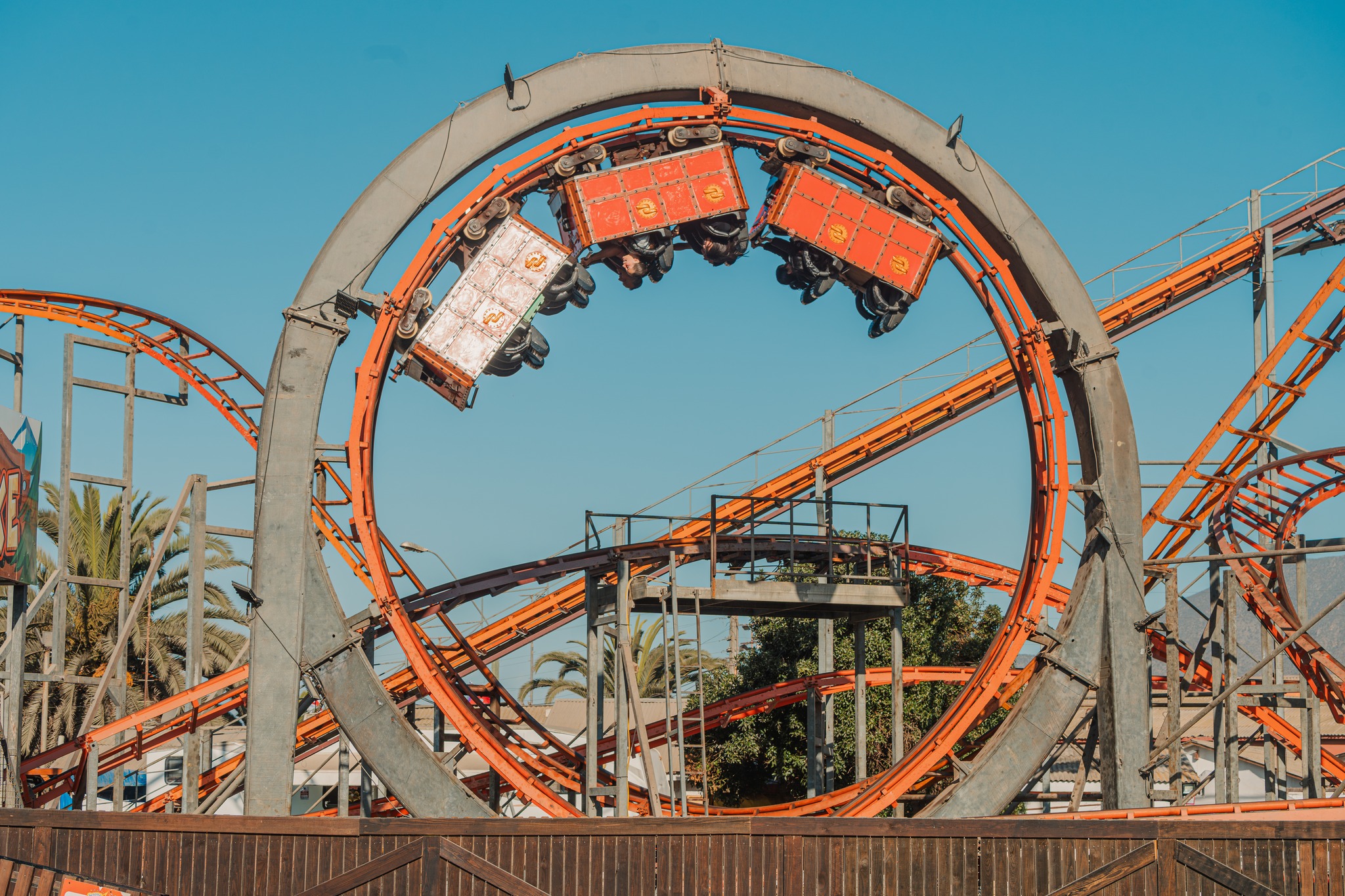 Monta a Rusa Klondike Cyclon Loop Serena Aventura